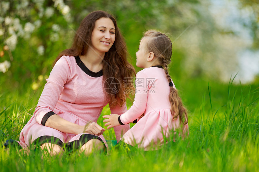 大自然中带着孩子的妈妈高清图片下载-正版图片507558224-摄图网
