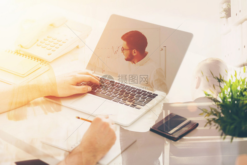 笔记本电脑设计师背景旁听者创意视觉效果概念触动图高清图片下载-正版图片507559898-摄图网