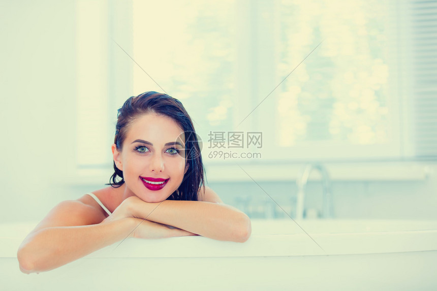 美丽的年轻女子洗澡高清图片下载 正版图片507560288 摄图网