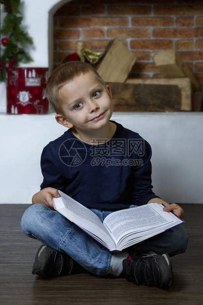 小男孩在看书高清图片下载-正版图片507565568-摄图网