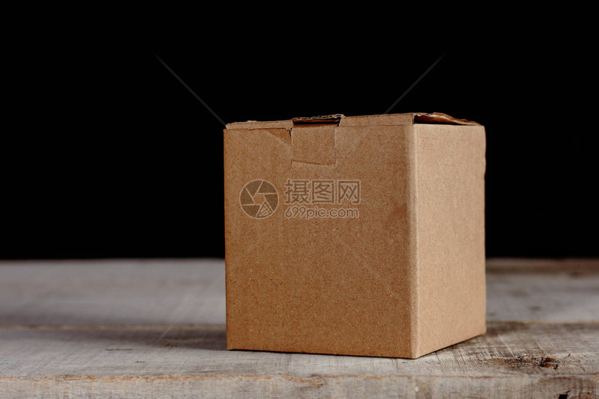 老木头上的牛皮纸盒高清图片下载-正版图片507568542-摄图网