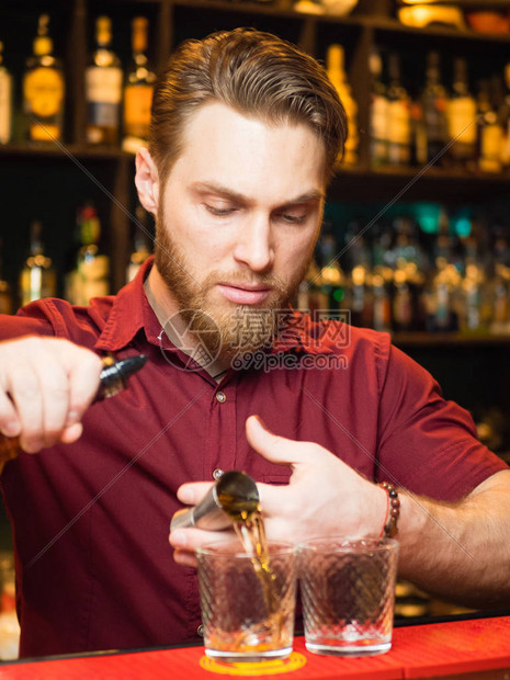 残酷的调酒师正在倒威士忌高清图片下载-正版图片507574111-摄图网