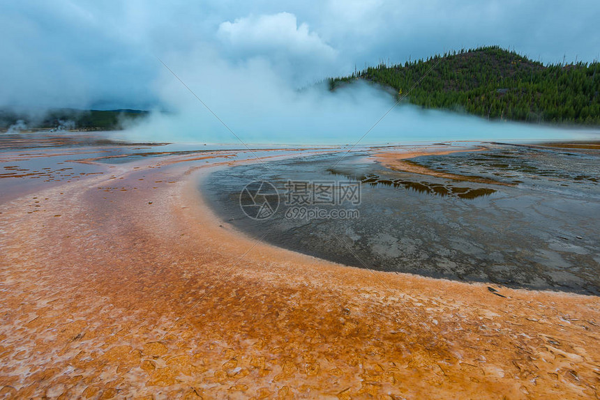 最有名的Geyser大棱晶地质学家高清图片下载-正版图片507575546-摄图网