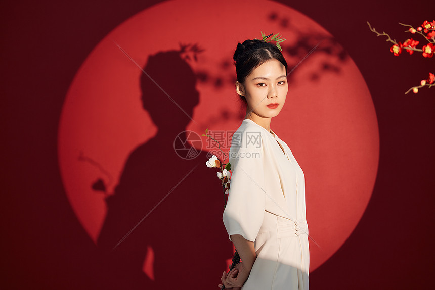 梅花枝下的传统古风美女高清图片下载-正版图片507608606-摄图网