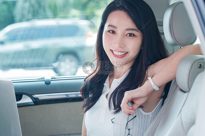 坐在车内的漂亮商务女高清图片下载 正版图片507609636 摄图网