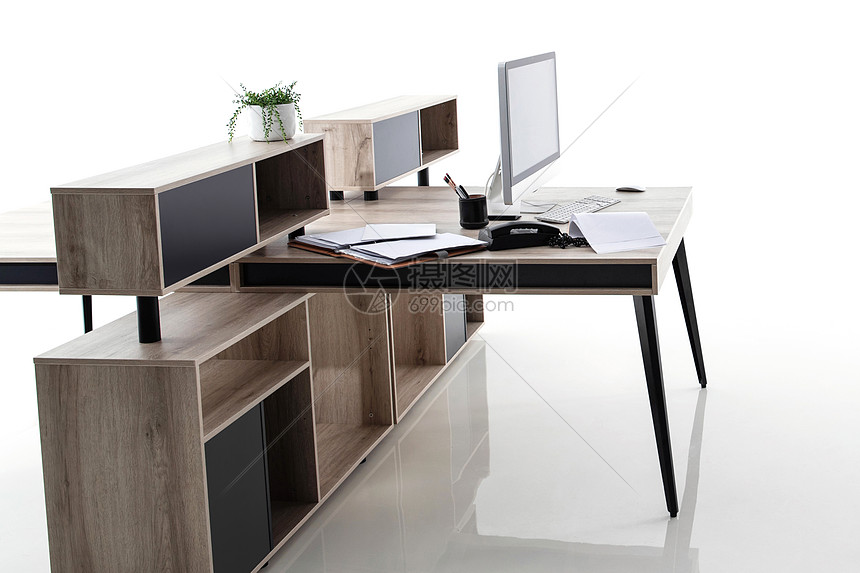 办公室内的办公桌和电脑高清图片下载-正版图片507610896-摄图网