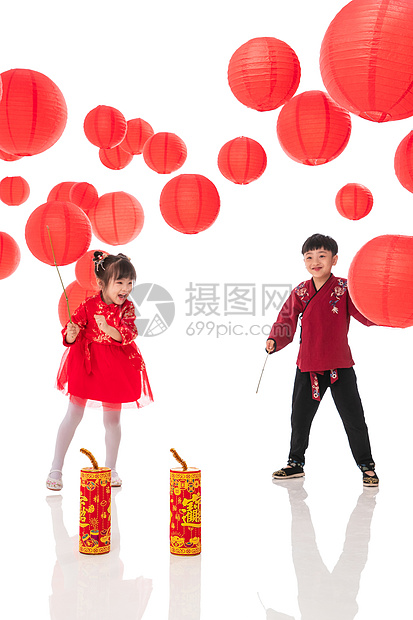 新年放爆竹的欢乐男孩女孩高清图片下载-正版图片507611216-摄图网