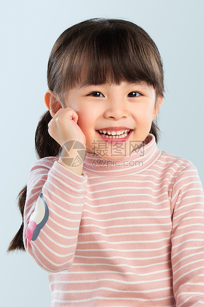 一个可爱的小女孩高清图片下载-正版图片507621149-摄图网