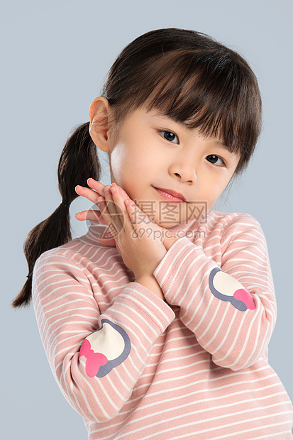 一个可爱的小女孩高清图片下载-正版图片507621158-摄图网