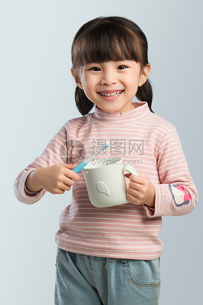 可爱的小女孩正在刷牙高清图片下载-正版图片507621201-摄图网