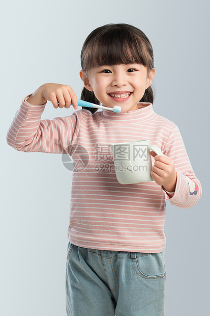 可爱的小女孩正在刷牙高清图片下载-正版图片507621208-摄图网