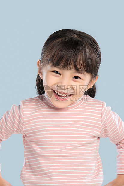一个可爱的小女孩高清图片下载-正版图片507621324-摄图网