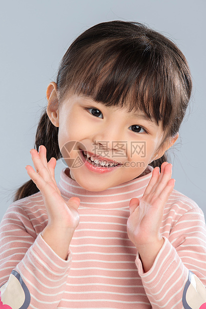 一个可爱的小女孩高清图片下载-正版图片507621403-摄图网