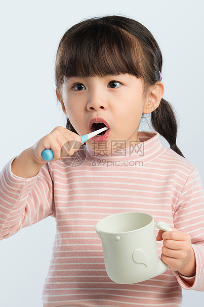 可爱的小女孩正在刷牙高清图片下载-正版图片507621443-摄图网