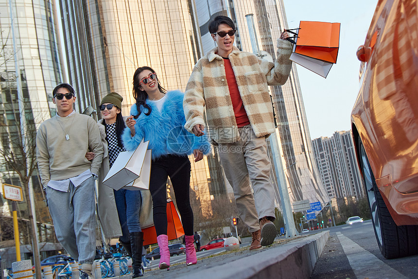 快乐的青年人驾驶豪车购物高清图片下载-正版图片507621724-摄图网