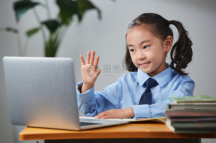 小学女生在线上网课高清图片下载-正版图片507622658-摄图网