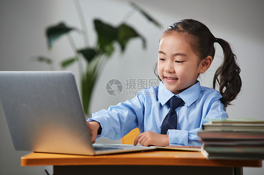 小学女生在线上网课高清图片下载-正版图片507622932-摄图网