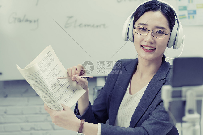 直播上网课的青年女教师高清图片下载-正版图片507623706-摄图网