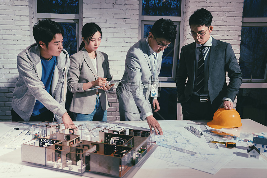 建筑设计师讨论房屋设计高清图片下载-正版图片507625737-摄图网