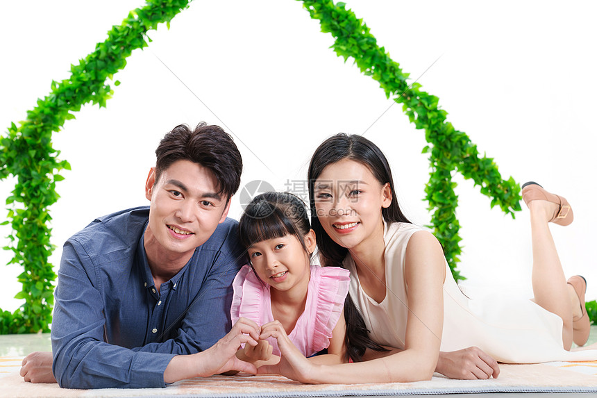 绿色房子下趴着的幸福三口之家高清图片下载-正版图片507628555-摄图网