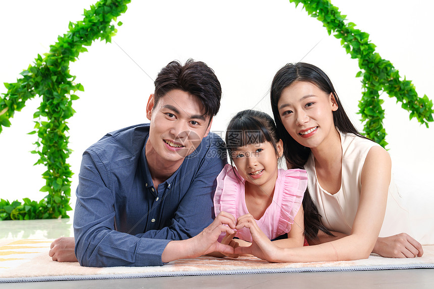 绿色房子下趴着的幸福三口之家高清图片下载-正版图片507628603-摄图网