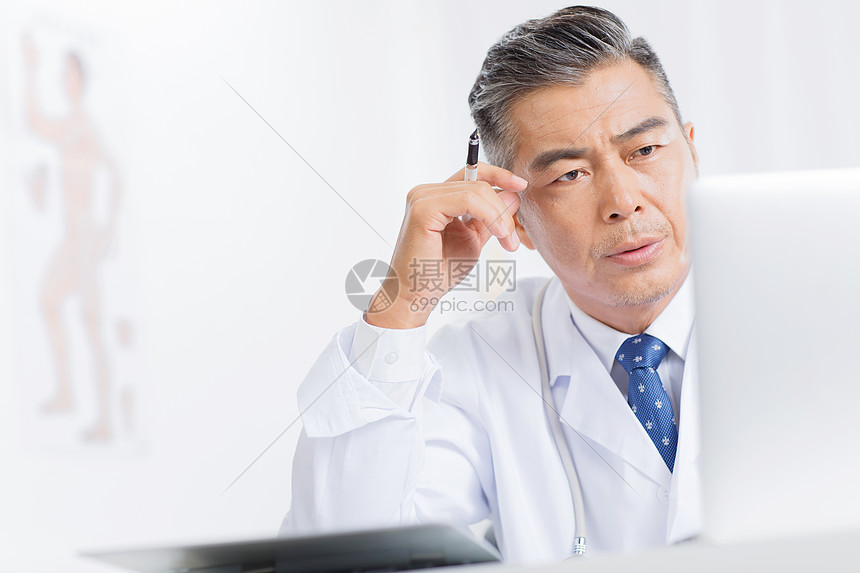 在工作中的医生高清图片下载 正版图片507634447 摄图网