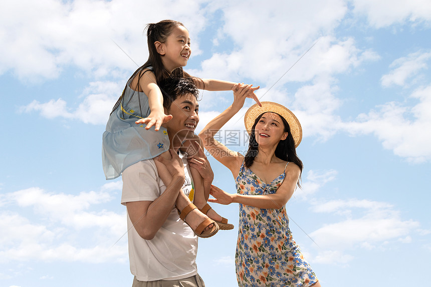 幸福的三口之家高清图片下载-正版图片507635128-摄图网