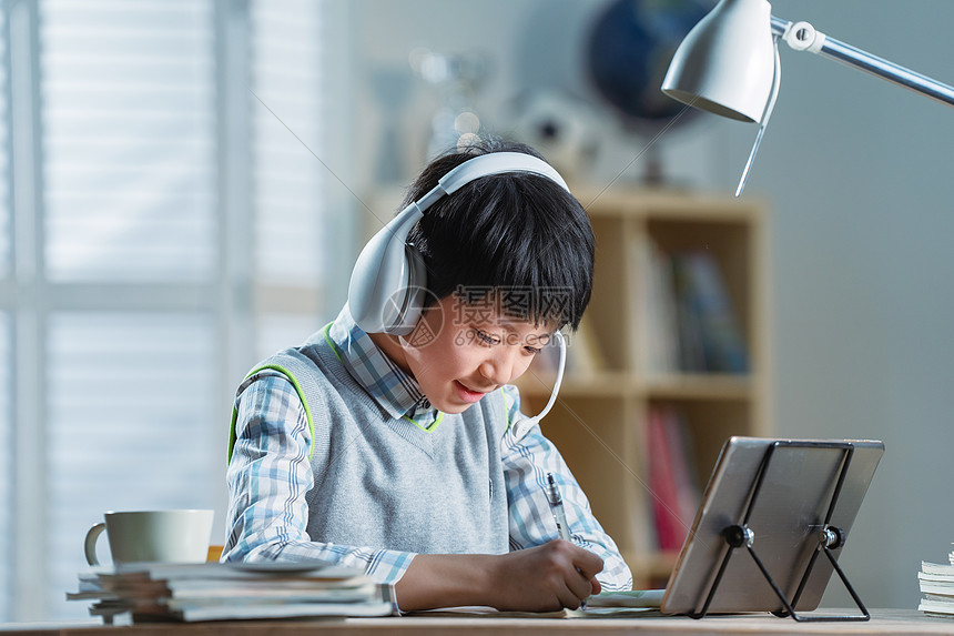 快乐小学生上网课高清图片下载-正版图片507635527-摄图网