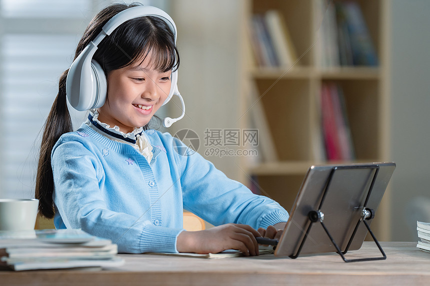 快乐小学生上网课高清图片下载-正版图片507635546-摄图网