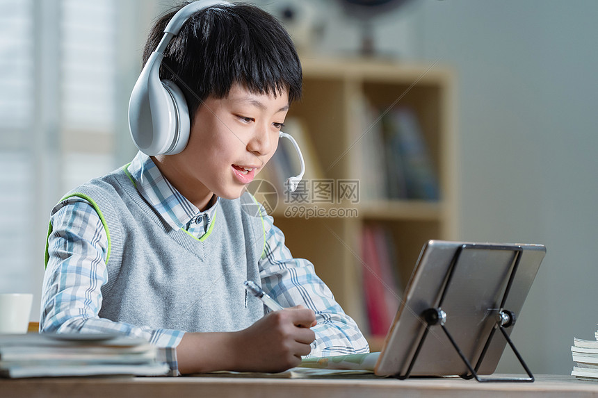 快乐小学生上网课高清图片下载-正版图片507635551-摄图网