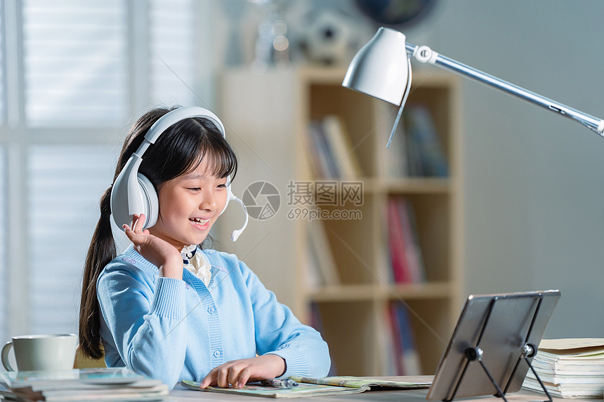 快乐小学生上网课高清图片下载-正版图片507635612-摄图网