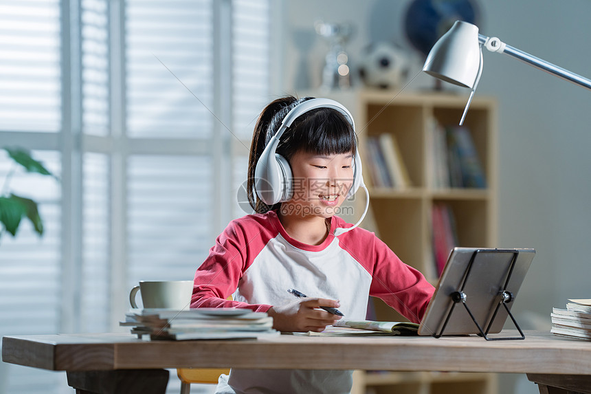 快乐小学生上网课高清图片下载-正版图片507635651-摄图网