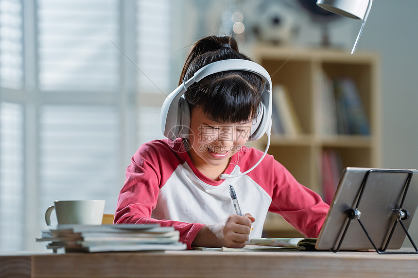 快乐小学生上网课高清图片下载-正版图片507635689-摄图网