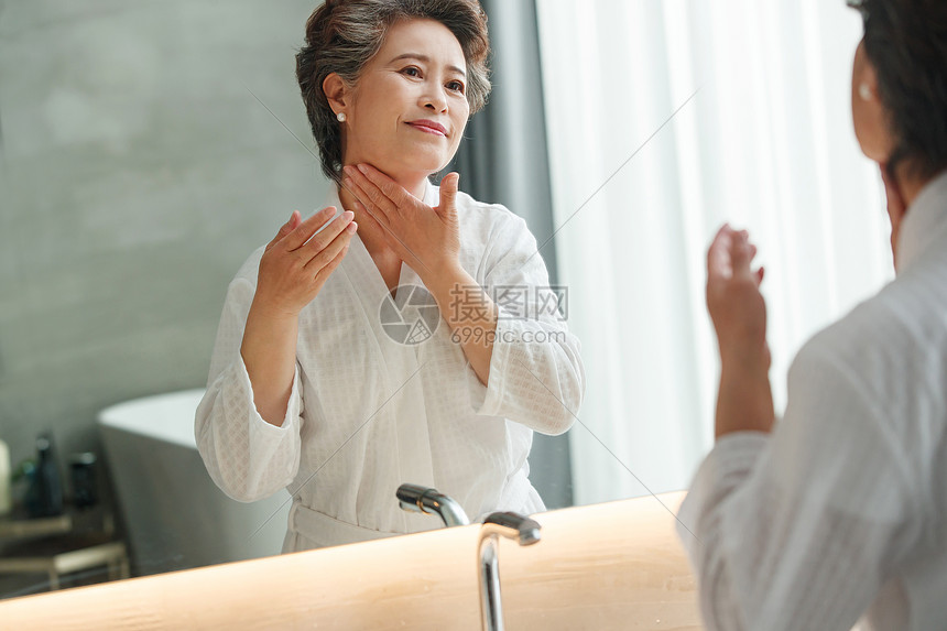 老年人做面部护理高清图片下载-正版图片507639156-摄图网