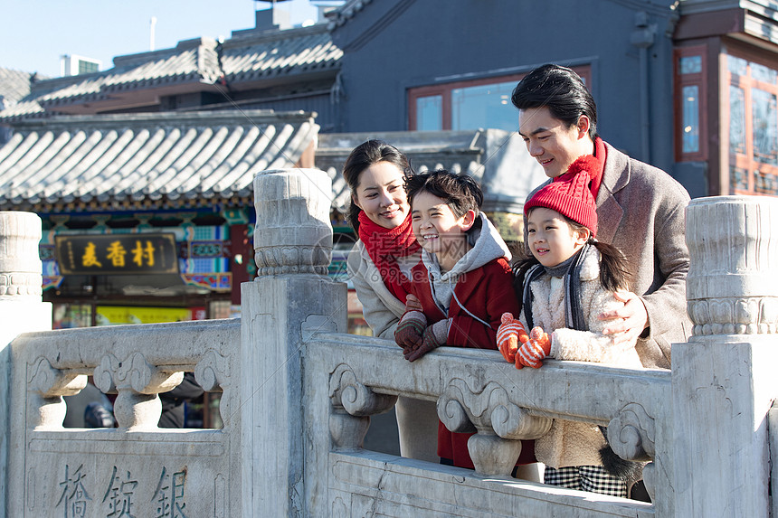 一家四口快乐旅行高清图片下载-正版图片507640598-摄图网