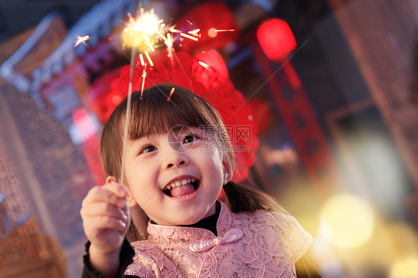 手拿烟花的可爱小女孩高清图片下载-正版图片507641805-摄图网