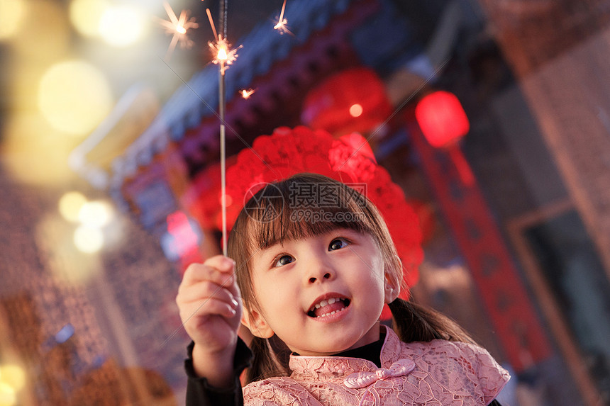 手拿烟花的可爱小女孩高清图片下载-正版图片507642168-摄图网