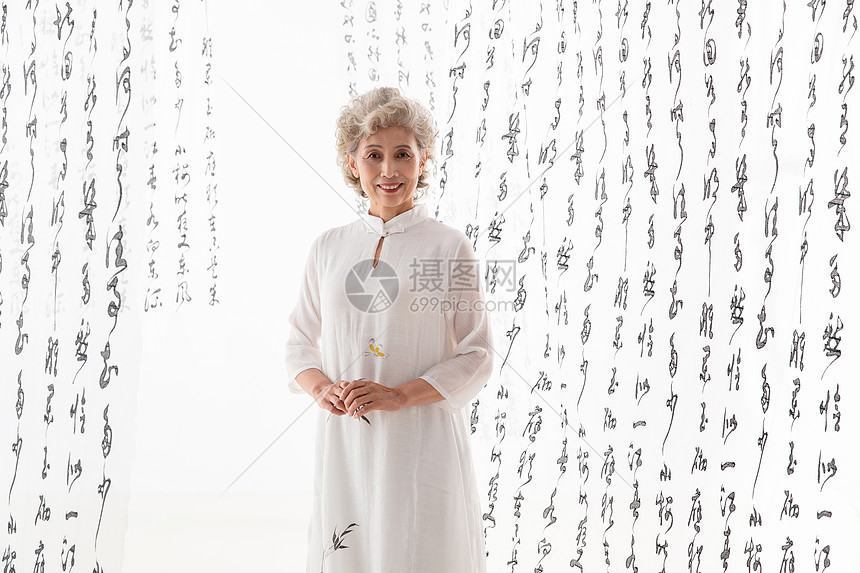 穿中式服装的优雅老年女高清图片下载-正版图片507642219-摄图网