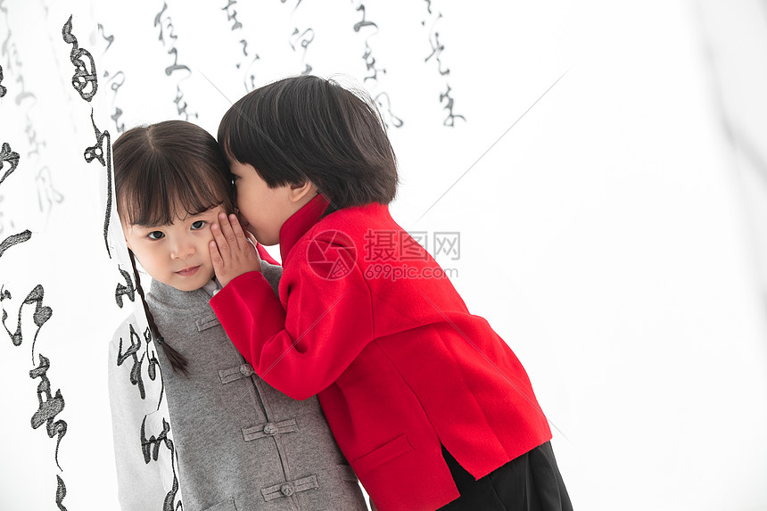 小男孩对小女孩说悄悄话高清图片下载-正版图片507642221-摄图网