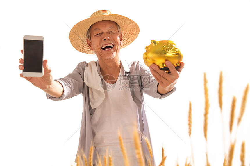 老农民拿着手机和存钱罐高清图片下载 正版图片507642801 摄图网