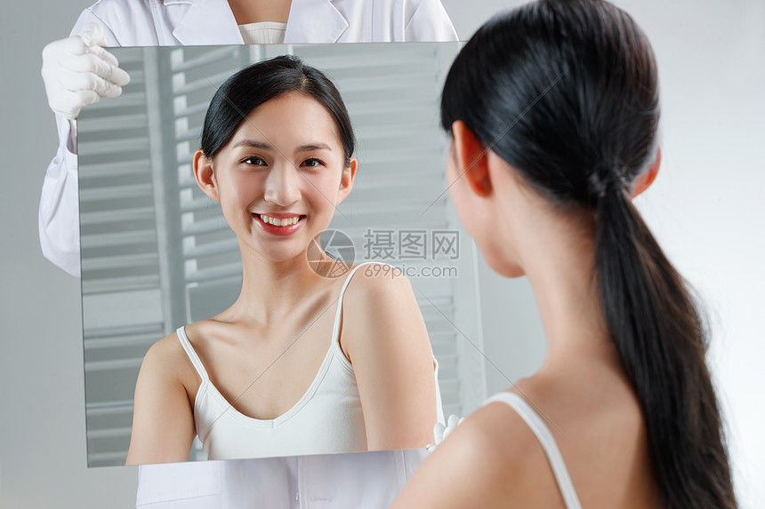漂亮女人照镜子高清图片下载 正版图片507646273 摄图网