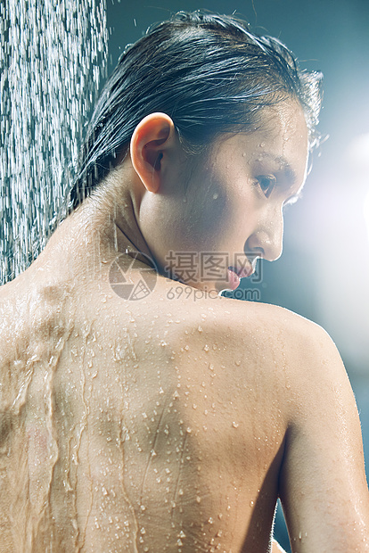 淋浴的年轻女人高清图片下载 正版图片507646798 摄图网