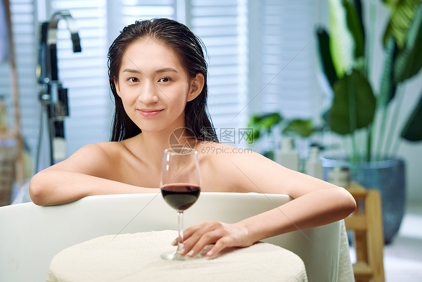 浴缸内漂亮的年轻女人和红酒高清图片下载 正版图片507647085 摄图网