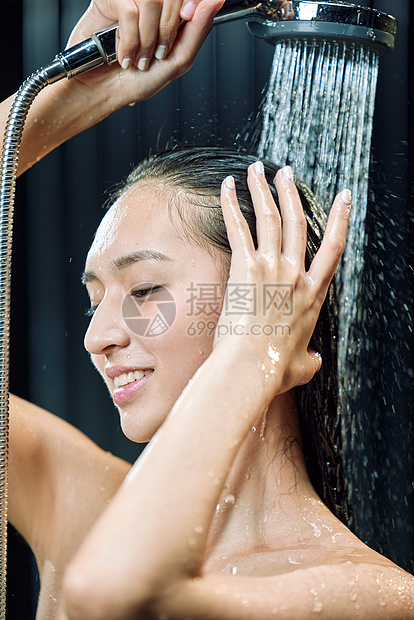 淋浴的年轻女人高清图片下载 正版图片507647101 摄图网