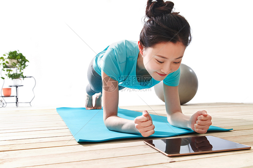 青年女人在线直播健身高清图片下载-正版图片507649140-摄图网