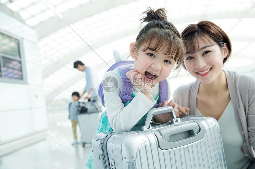 年轻妈妈带着孩子旅行高清图片下载-正版图片507649234-摄图网