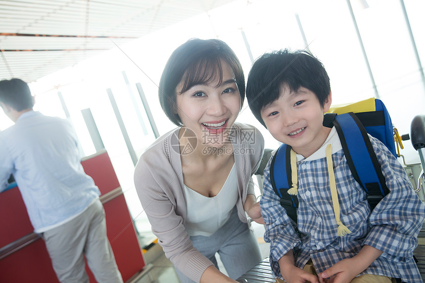 年轻妈妈带着孩子旅行高清图片下载-正版图片507649242-摄图网