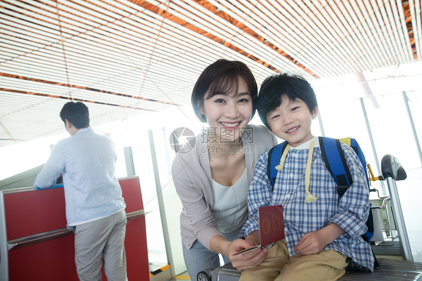 年轻妈妈带着孩子旅行高清图片下载-正版图片507649703-摄图网