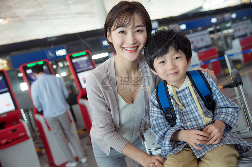 年轻妈妈带着孩子旅行高清图片下载-正版图片507649721-摄图网