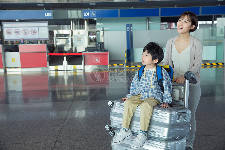 年轻妈妈带着孩子在机场候机大厅高清图片下载-正版图片507649767-摄图网